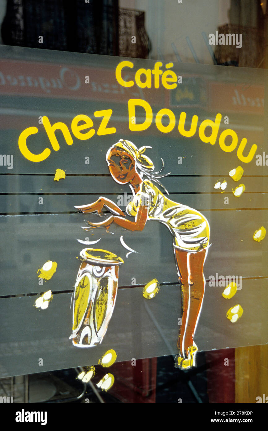 Man labelling drums hi-res stock photography and images - Alamy