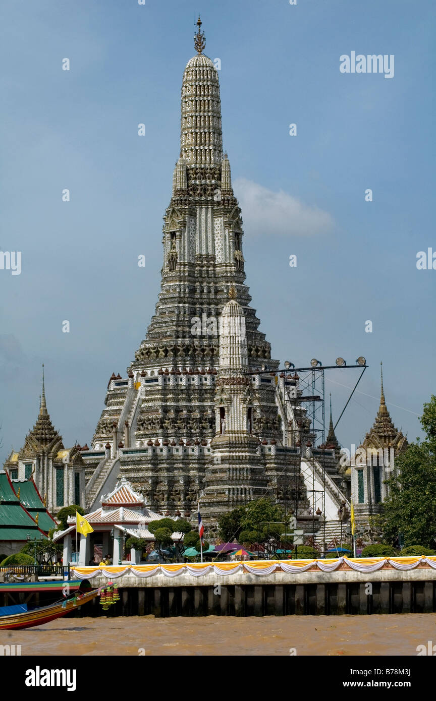 Wat arun temple of the dawn bangkok hi-res stock photography and images ...