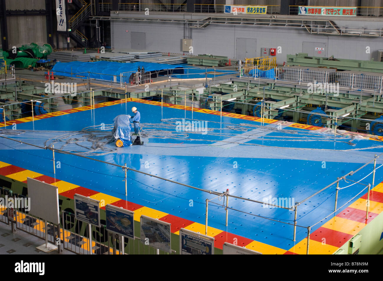 Earthquake simulator japan hi-res stock photography and images - Alamy