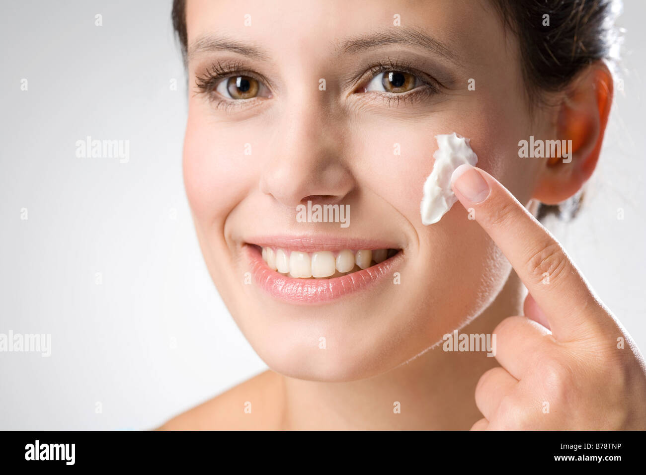 Young woman applying beauty cream, close up Stock Photo - Alamy