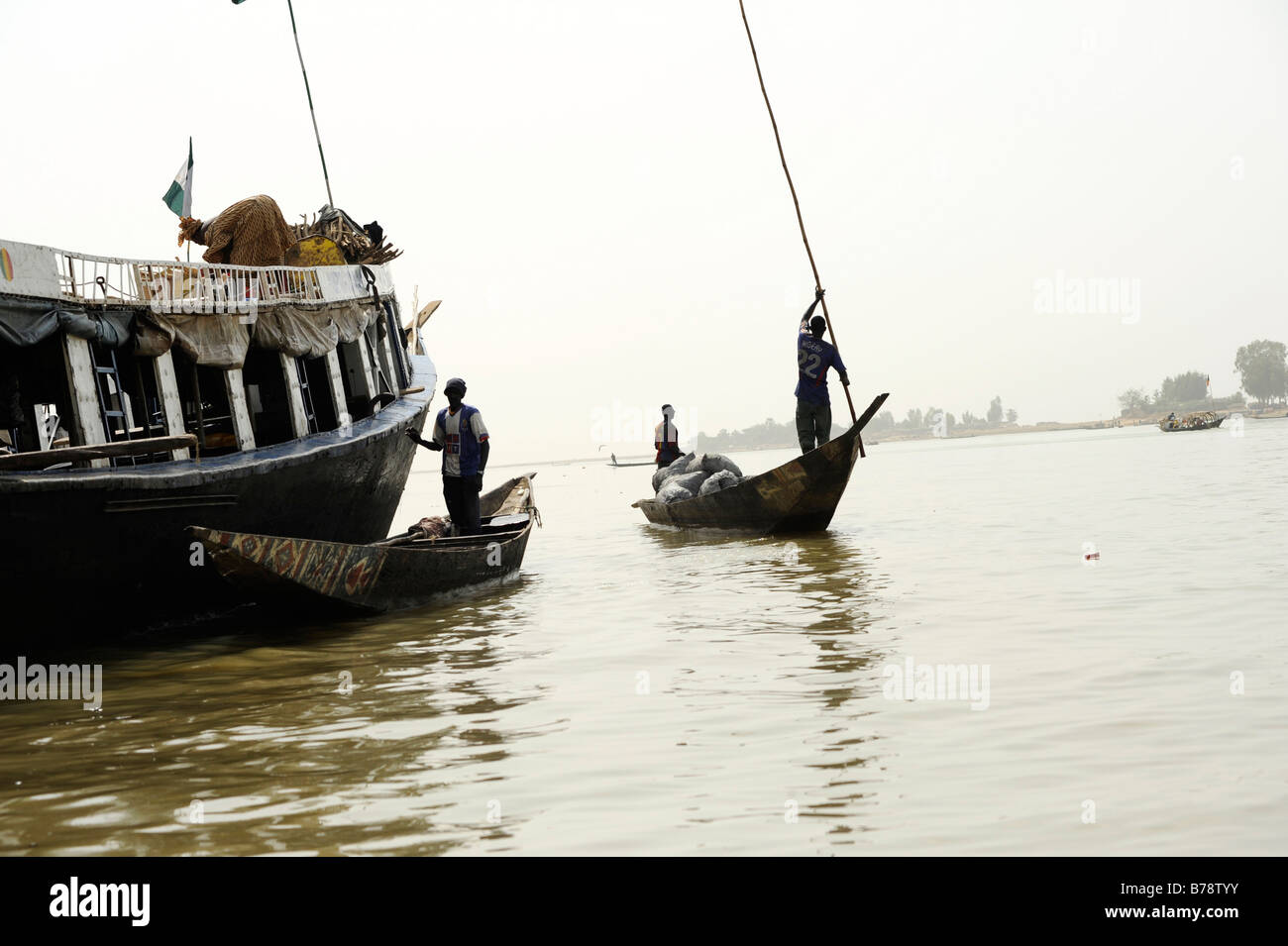 Traditional fishing boats on the River Bani in Mopti, Mali, West Africa ...