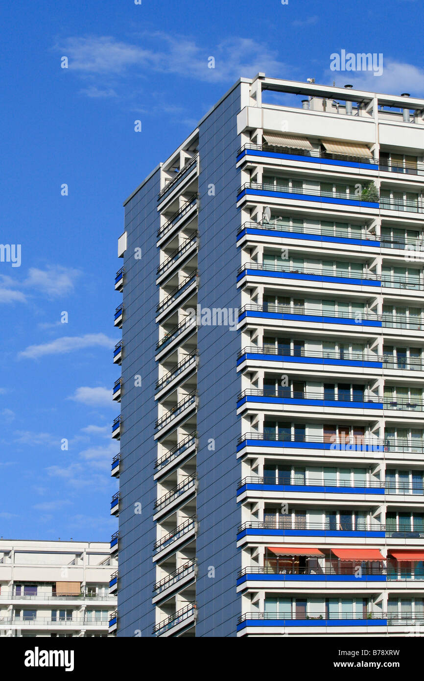 Residential high rise apartment blocks hi-res stock photography and ...