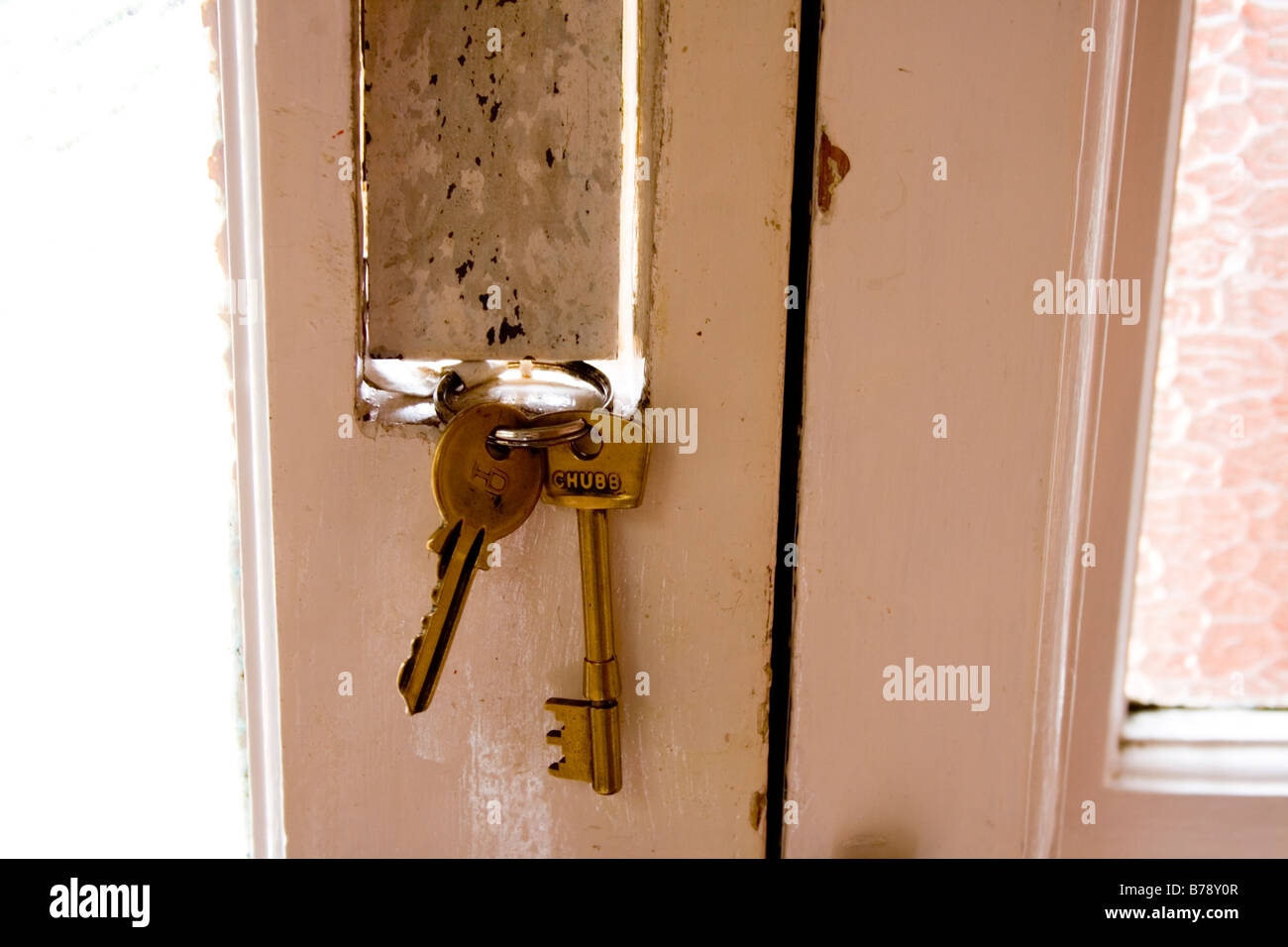 Keys returned through a letterbox Stock Photo - Alamy