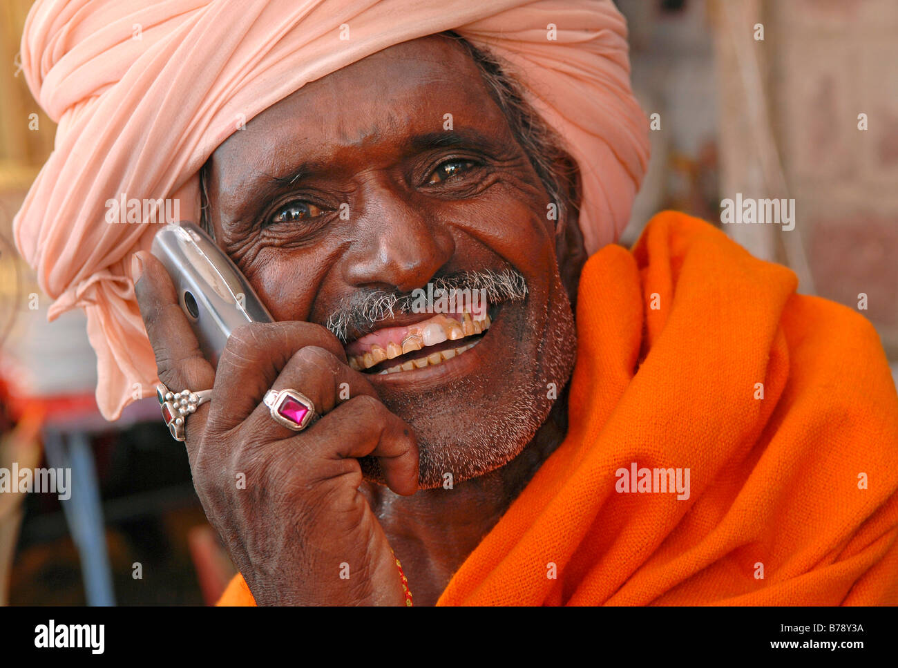 Indian using mobile High Resolution Stock Photography and Images - Alamy
