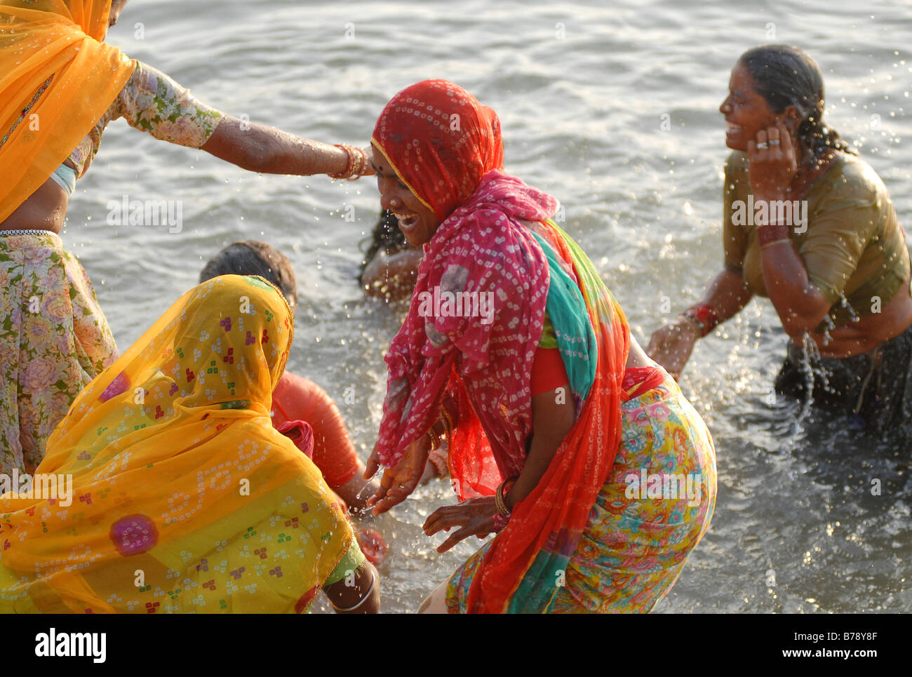 Women bathing, Ram Devra pilgrims festival, Ramdevra, Pokhran Stock ...