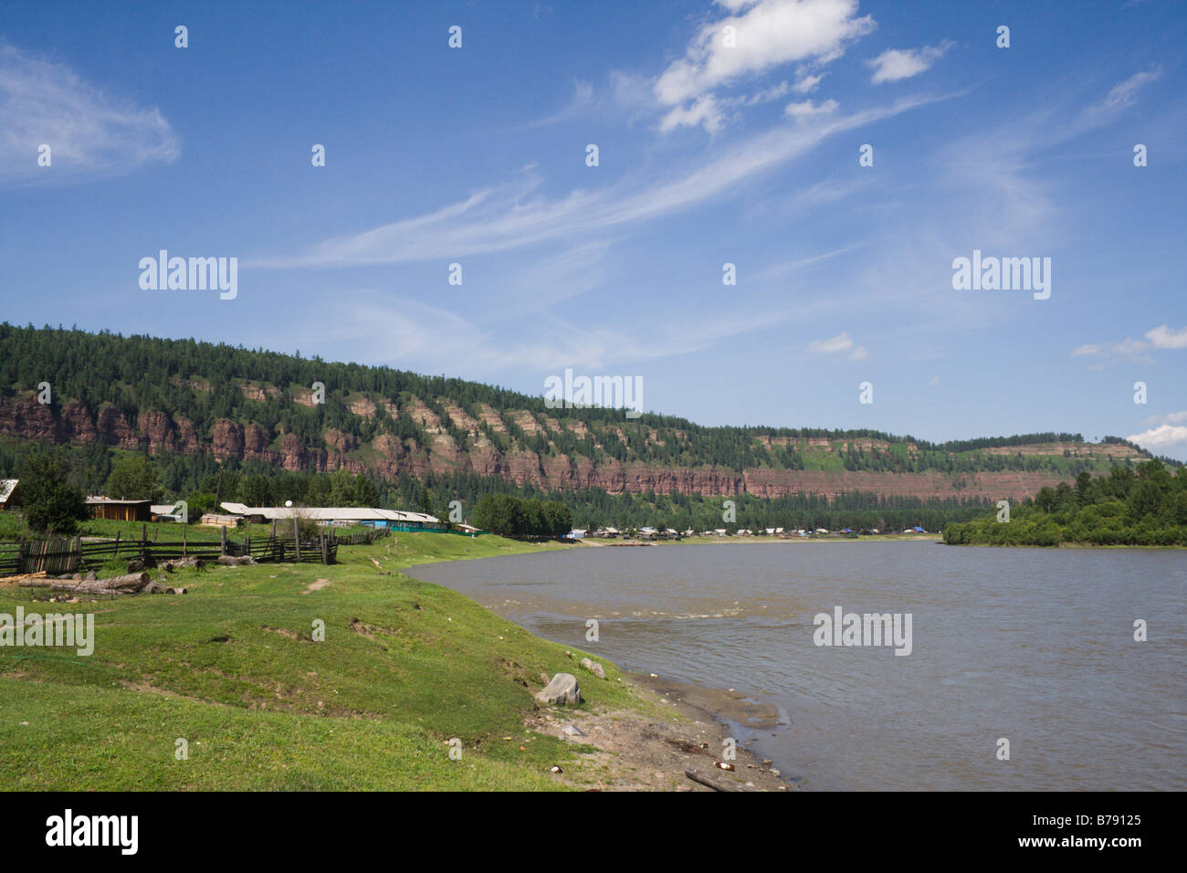 Riverbank rocks hi-res stock photography and images - Alamy