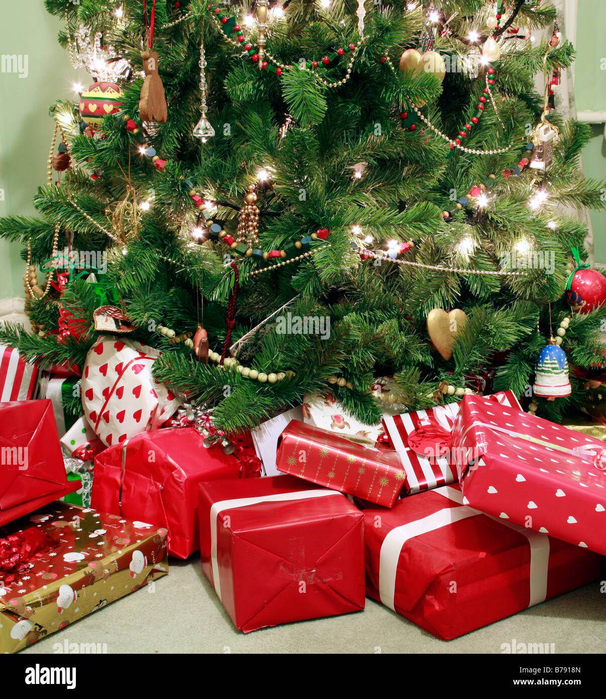 Presents around tree hi-res stock photography and images - Alamy