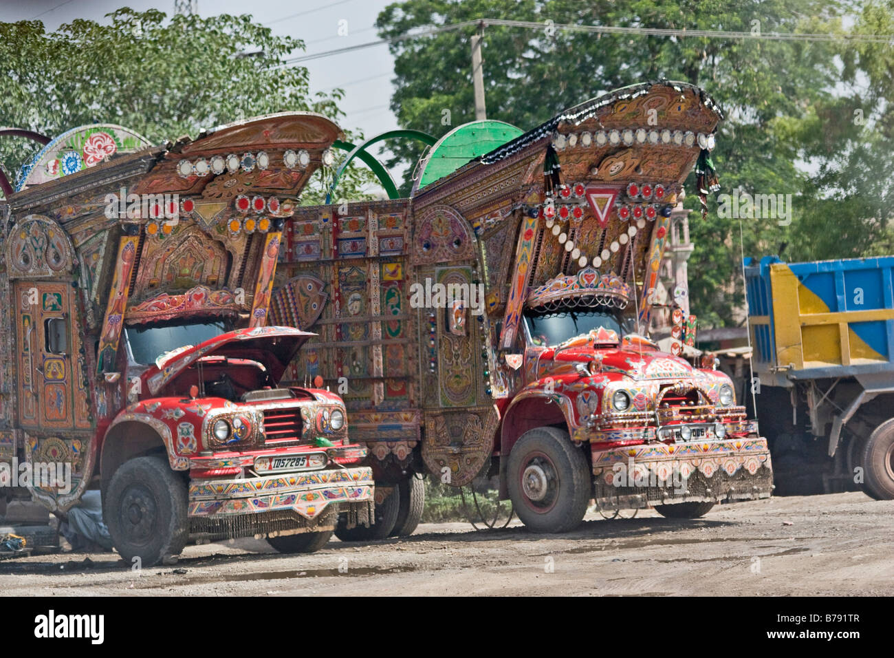 Pakistan trucks hi-res stock photography and images - Alamy
