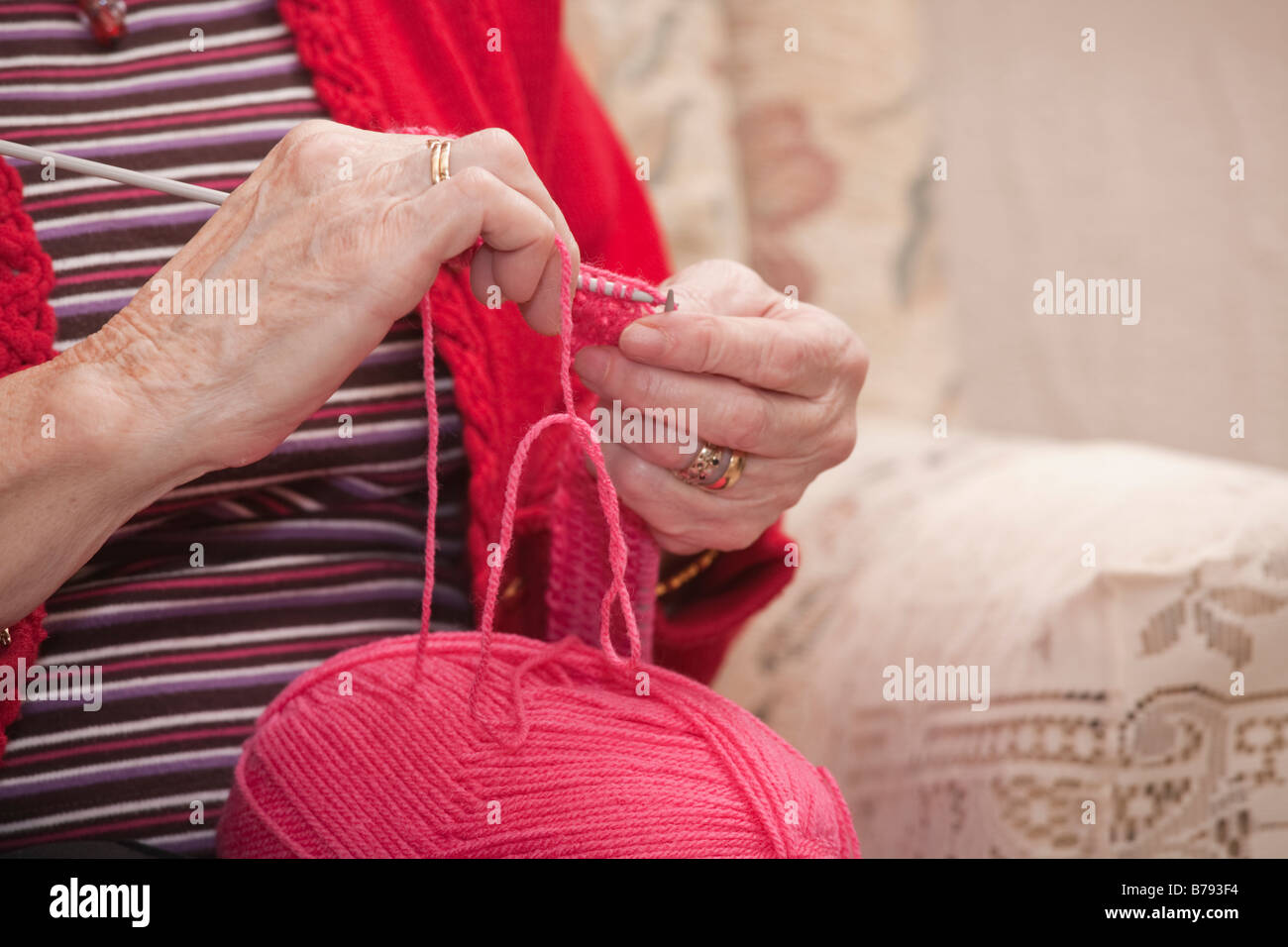 Old ladys hands hi-res stock photography and images - Alamy