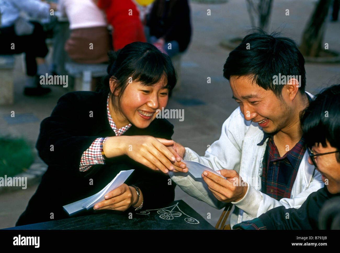 Chinese people, looking at photographs, looking at pictures, Green Lake ...