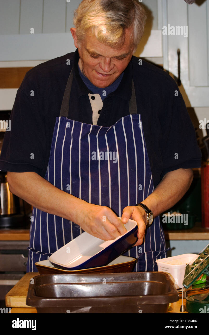 man greasing dish Stock Photo - Alamy