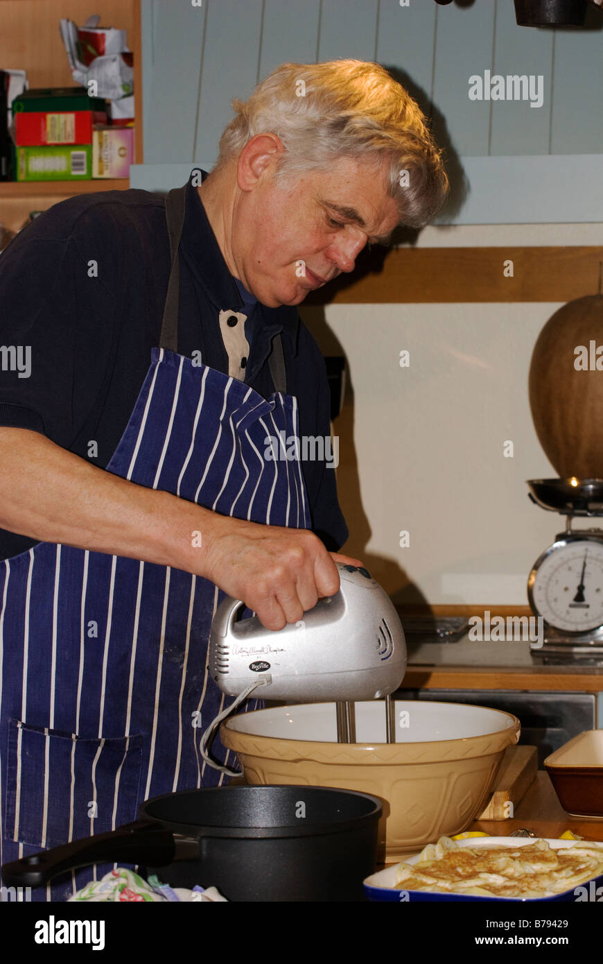 Male with electric whisk hi-res stock photography and images - Alamy