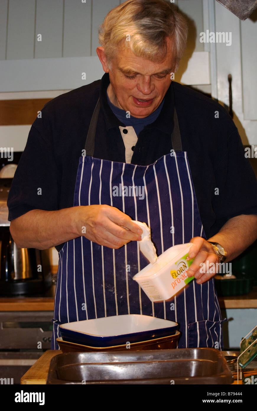man greasing dish Stock Photo - Alamy