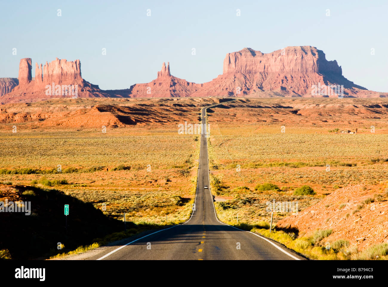 highway into Monument Valley Stock Photo - Alamy