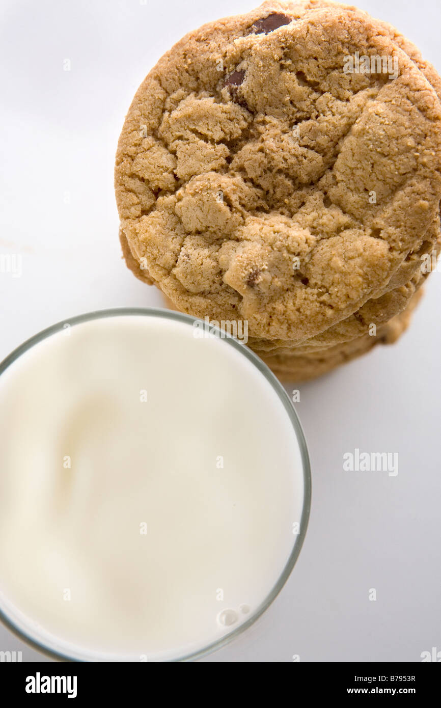 milk and chocolate chip cookies Stock Photo - Alamy