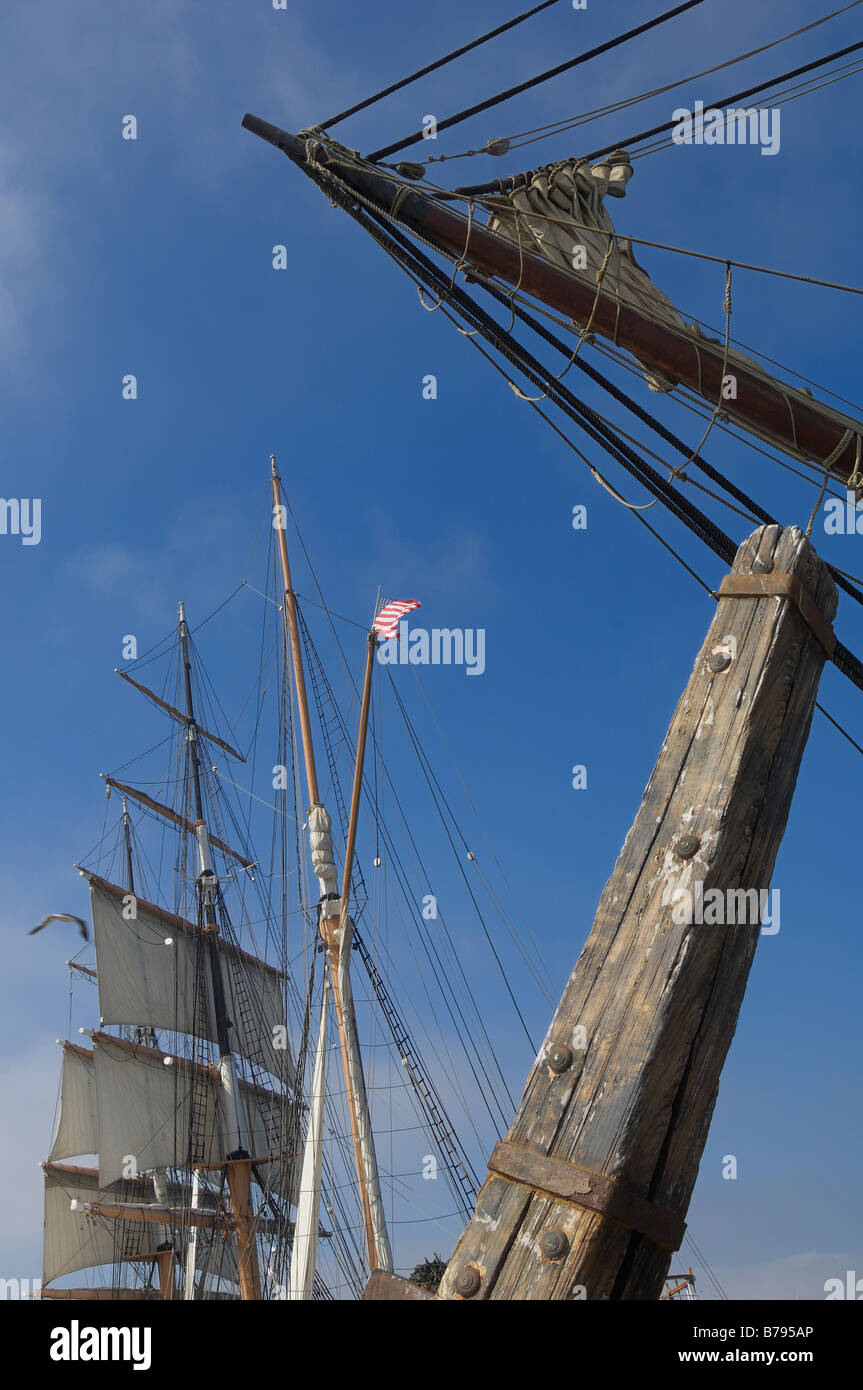 Old square rigged sailing ship hi-res stock photography and images - Alamy