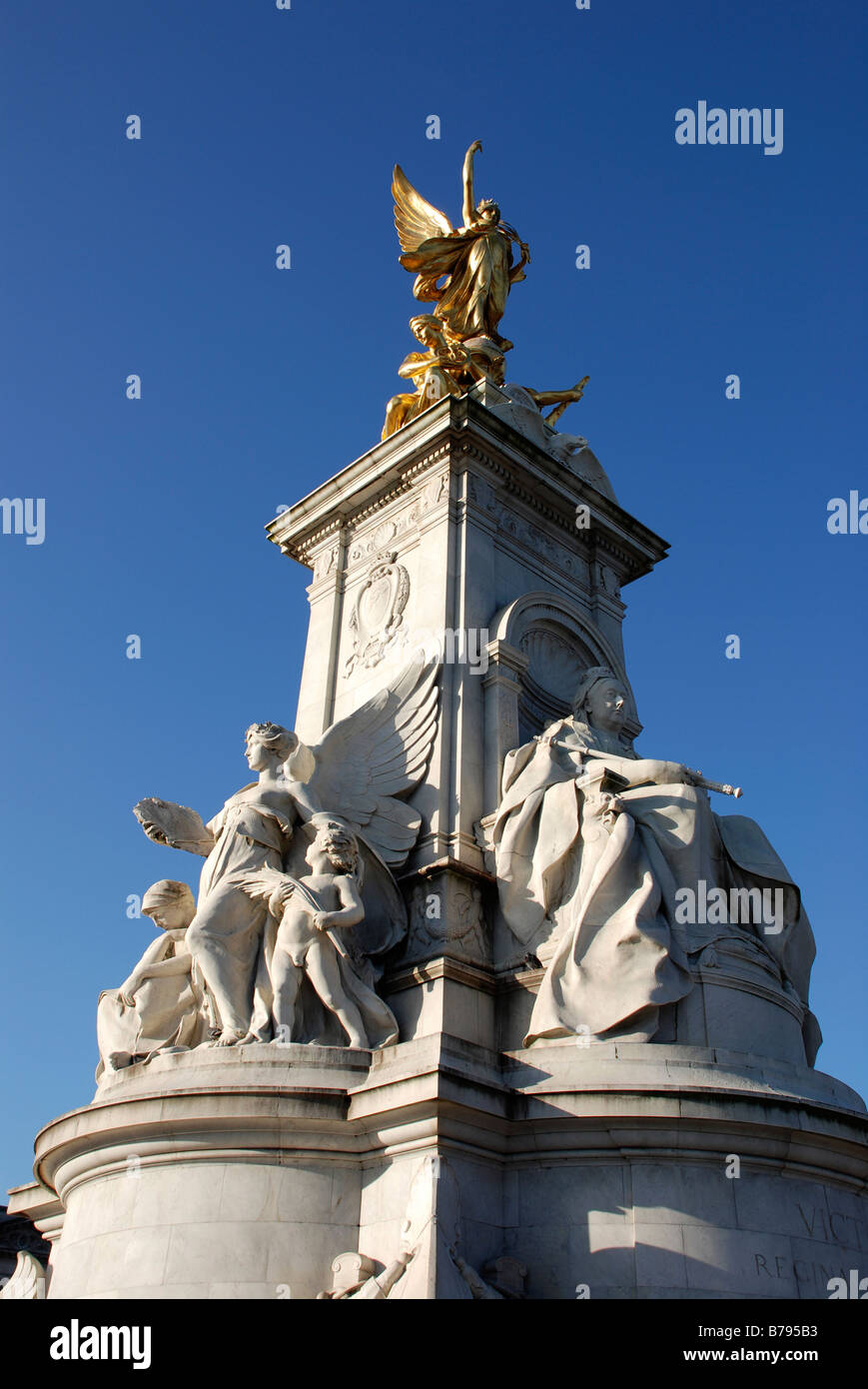 Queen victoria statue thames hi-res stock photography and images - Alamy
