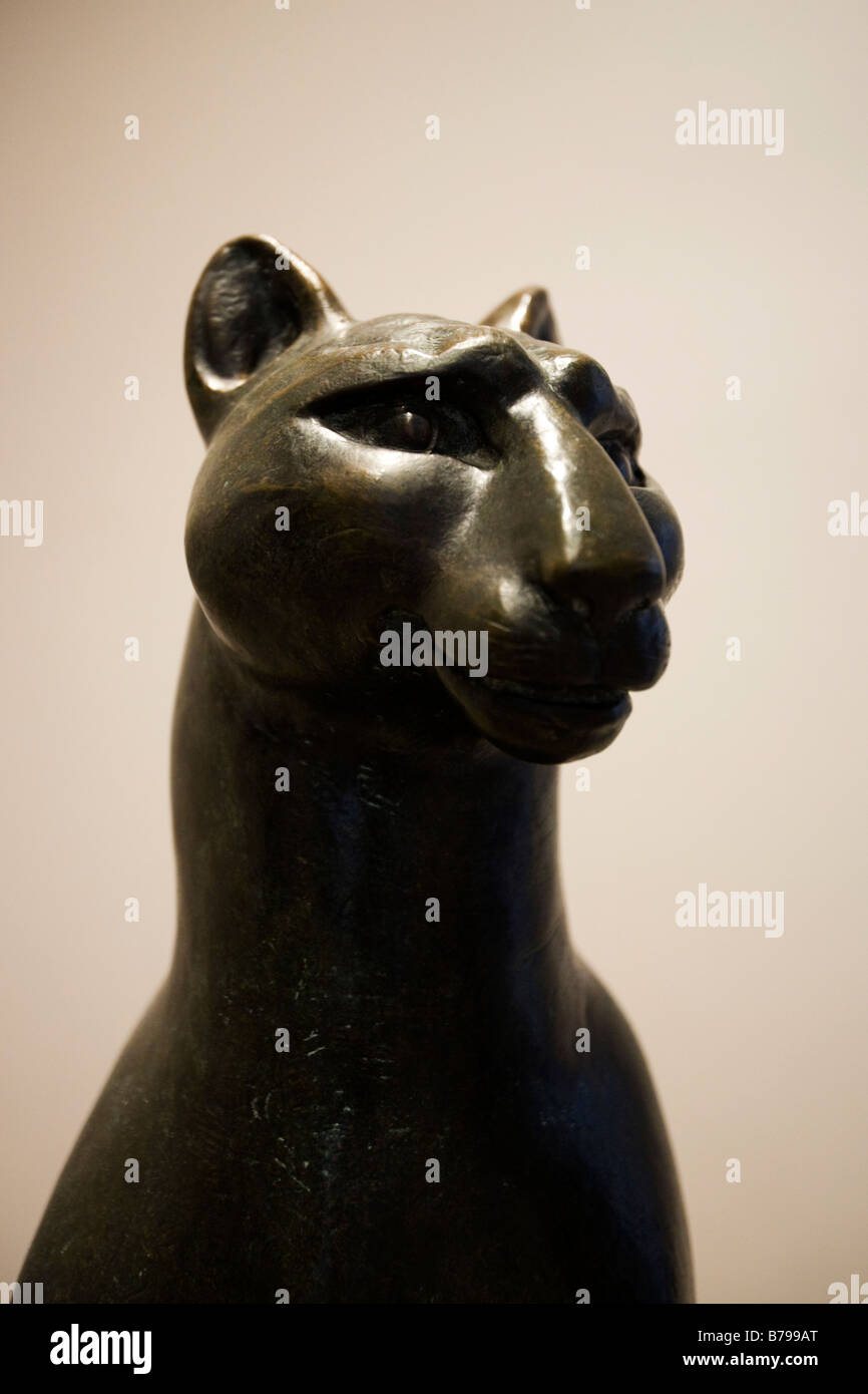 Lioness sculpture hi-res stock photography and images - Alamy