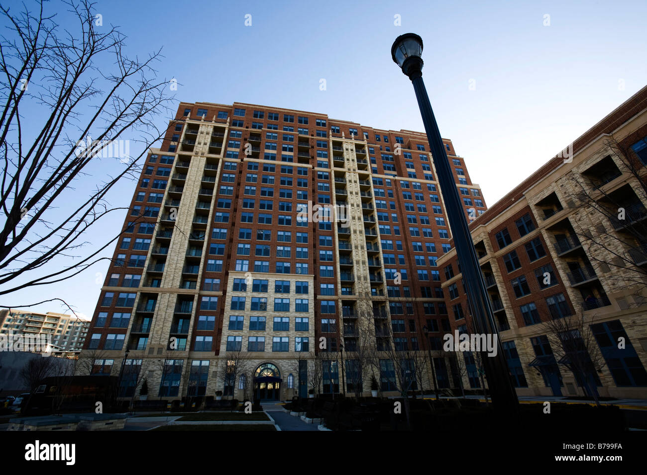 Brick apartment complex hi-res stock photography and images - Alamy