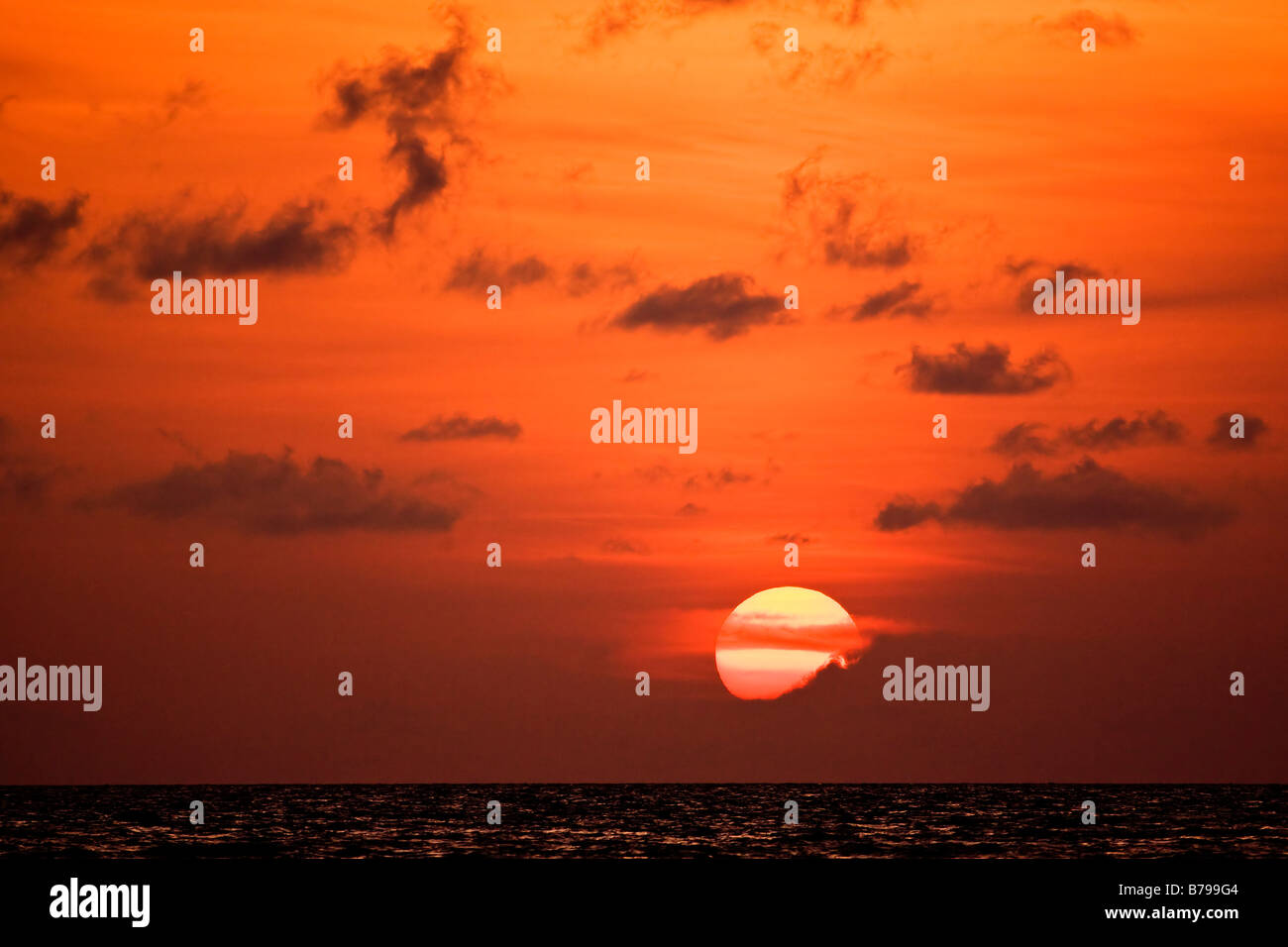 Sun setting over pacific ocean hi-res stock photography and images - Alamy