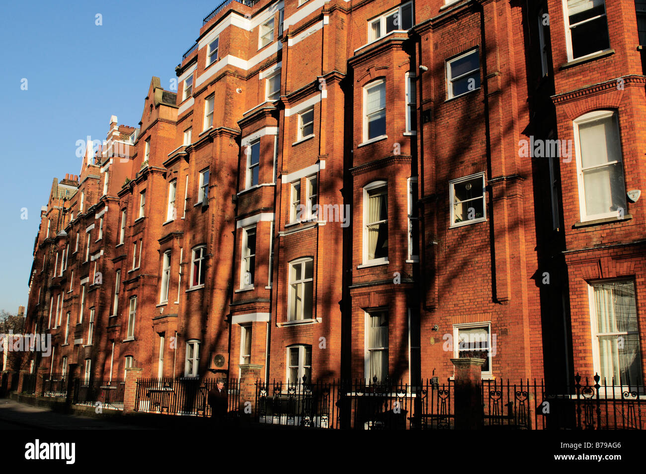 Chelsea london mansion blocks hi-res stock photography and images - Alamy