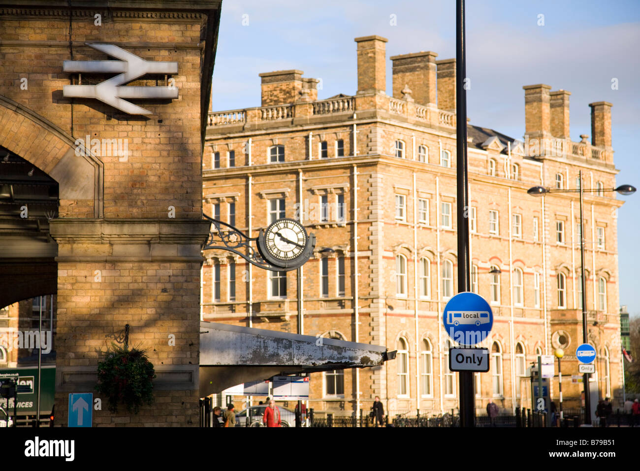 York railway station hi-res stock photography and images - Alamy