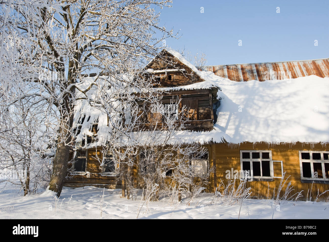 House covered by snow hi-res stock photography and images - Alamy