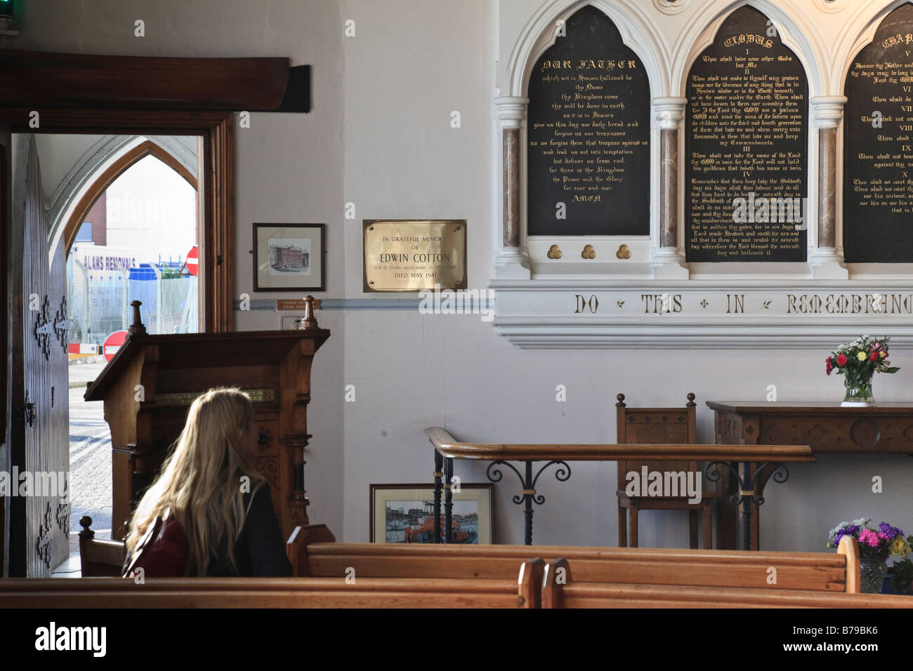 A couple pass the Sailors Church, Ramsgate Royal Harbour, Kent Stock ...