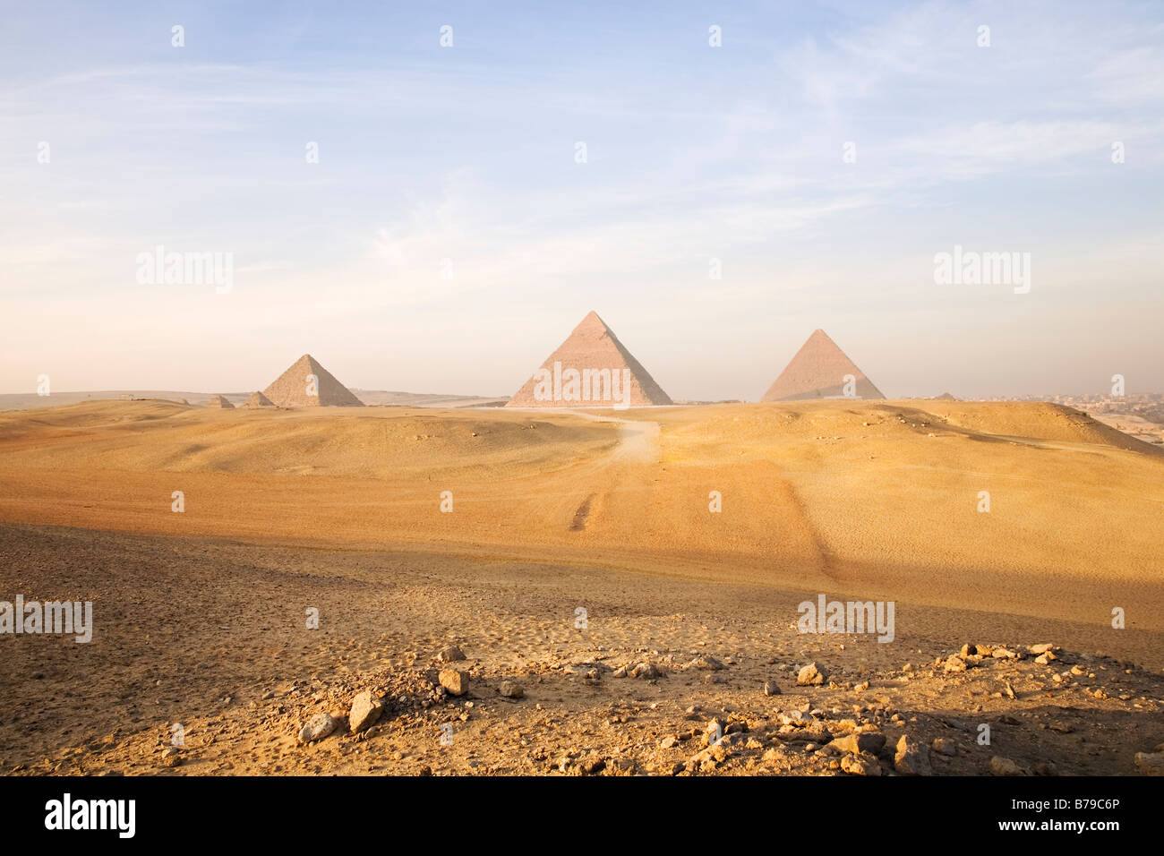 Cairo egypt skyline pyramids hi-res stock photography and images - Alamy