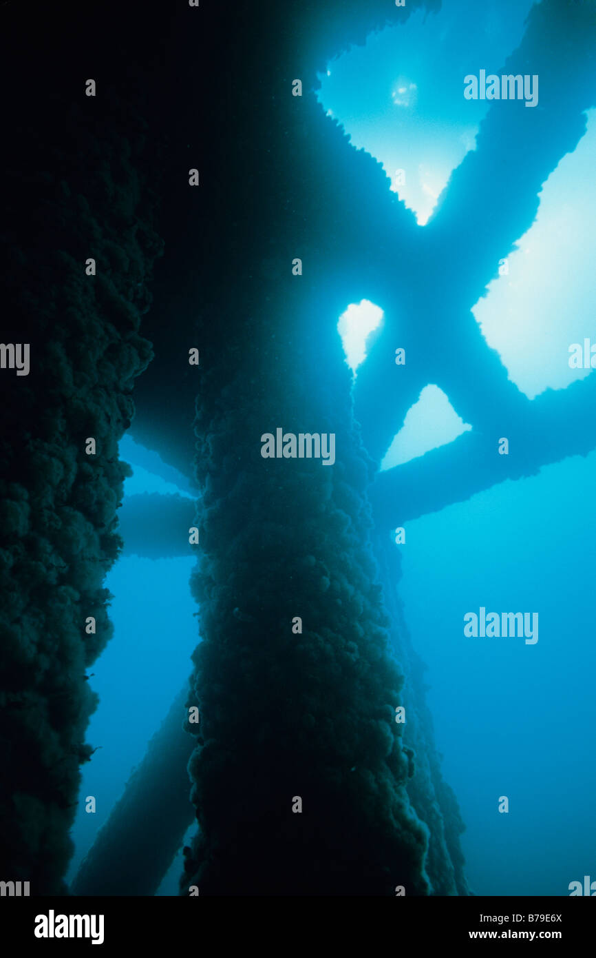 Oil rig underwater california hi-res stock photography and images - Alamy