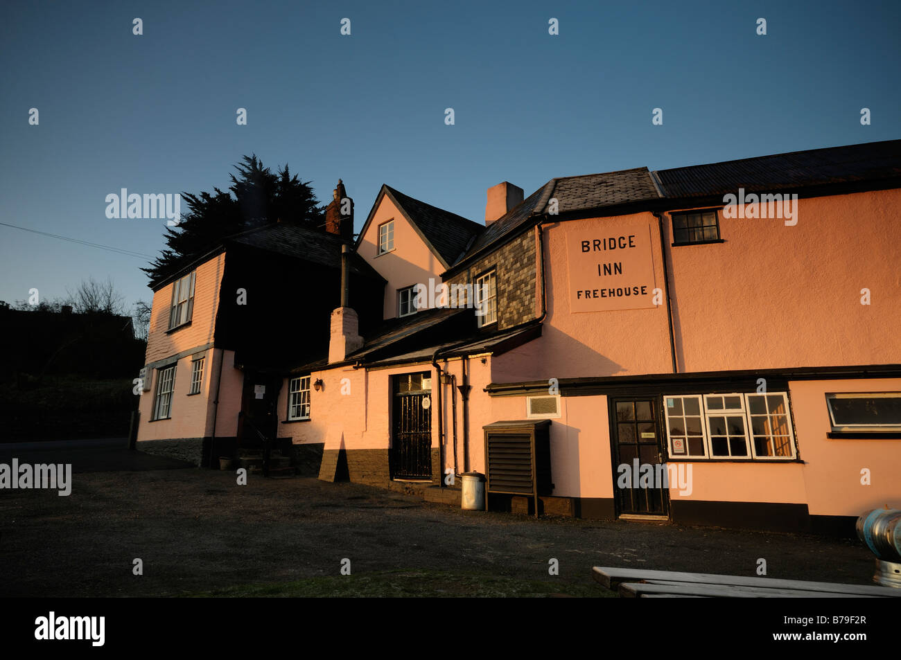 Bridge pub hi-res stock photography and images - Alamy