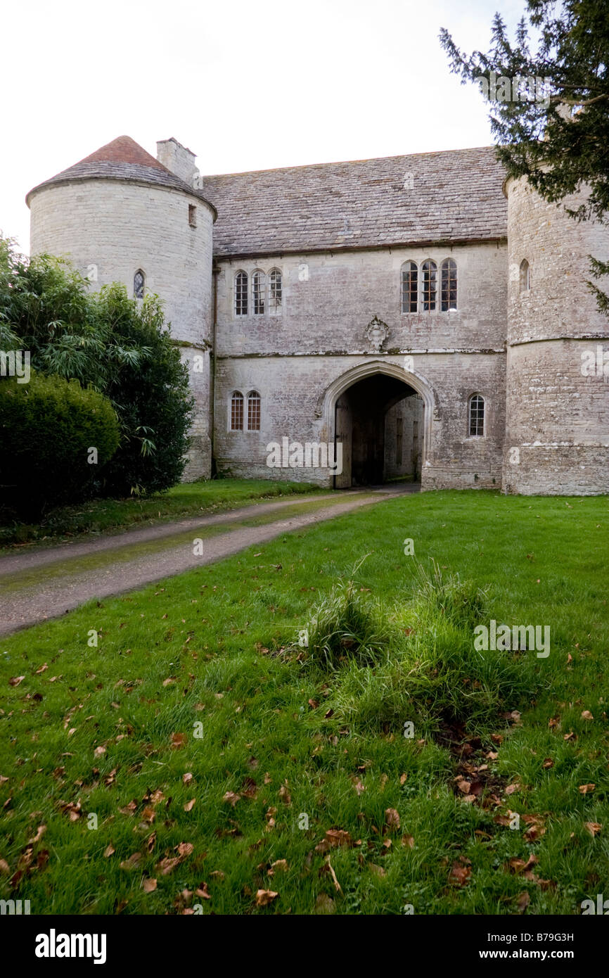 Country gatehouse hi-res stock photography and images - Alamy