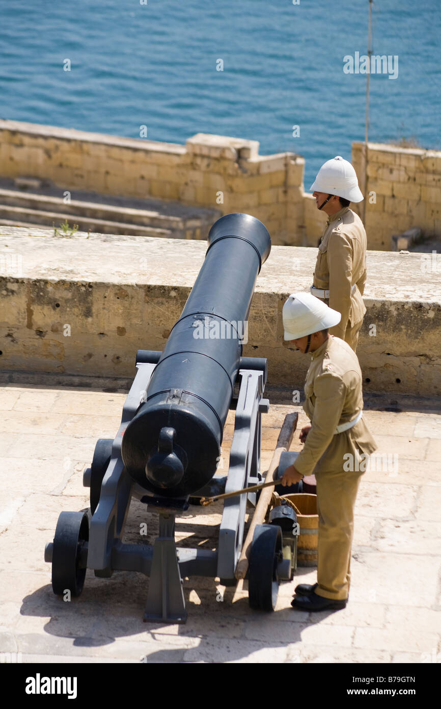 People saluting soldier standing hi-res stock photography and images ...
