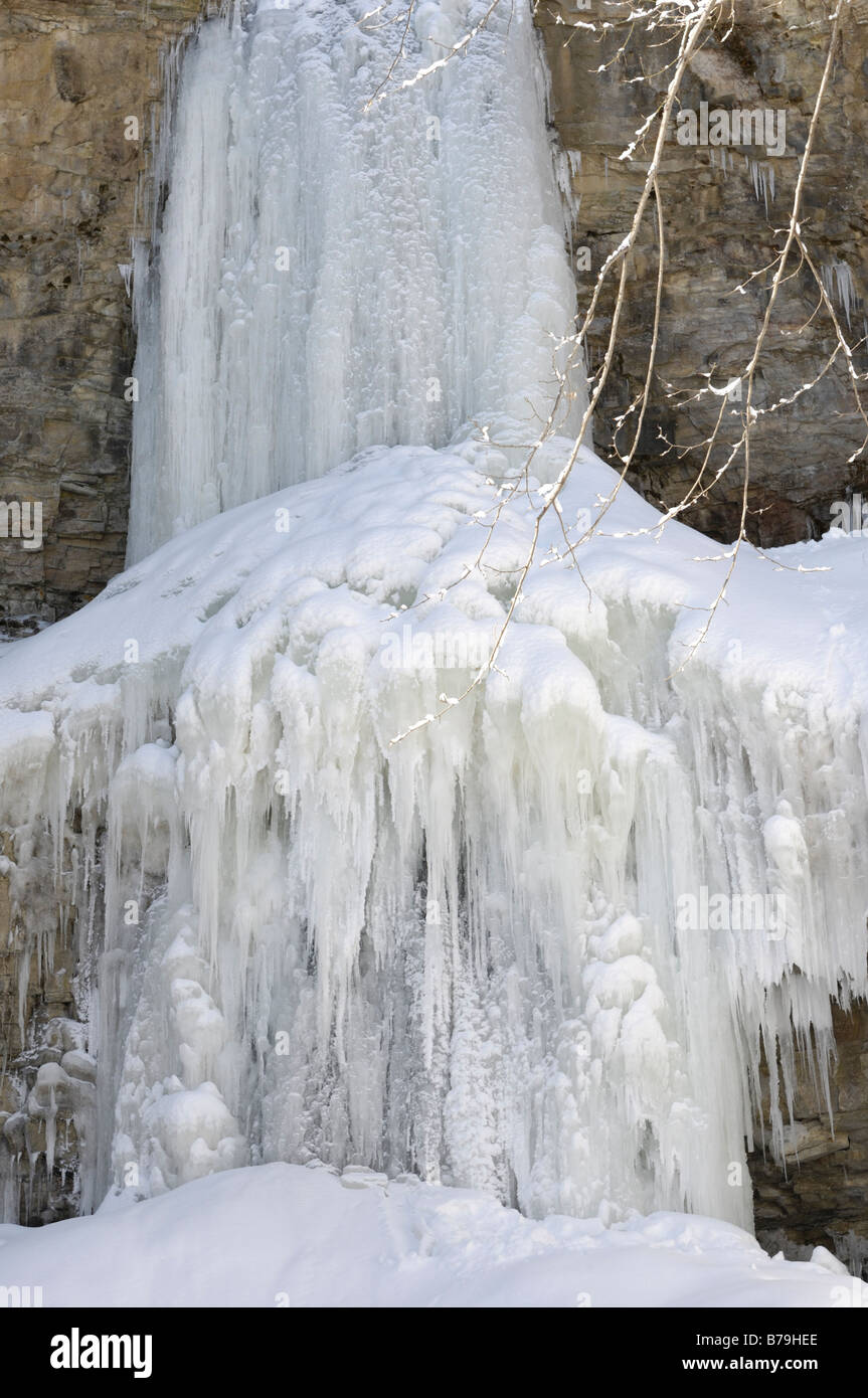 Frozen waterfall and canada hi-res stock photography and images - Alamy