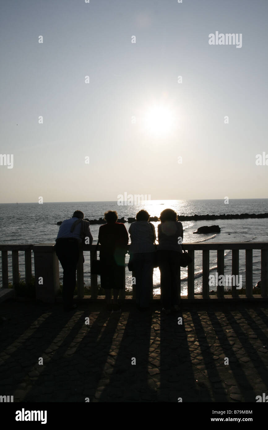 Four young teenagers people sunset hi-res stock photography and images ...