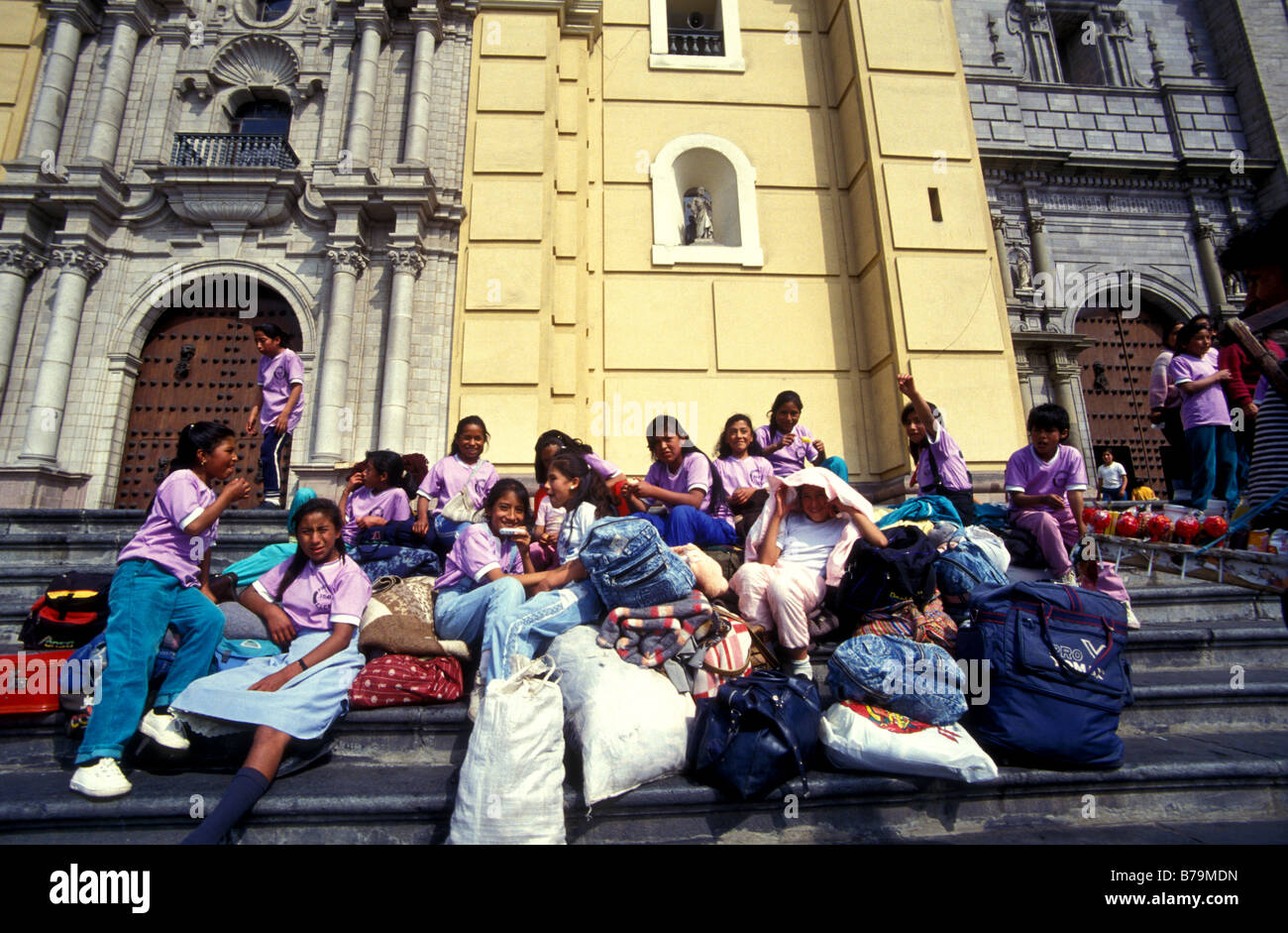 school kids in plaza de armas lima peru Stock Photo - Alamy