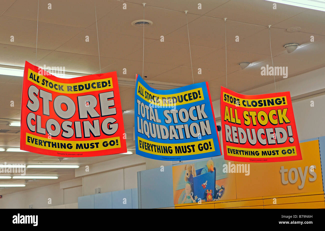 Store closing notice board hi-res stock photography and images - Alamy