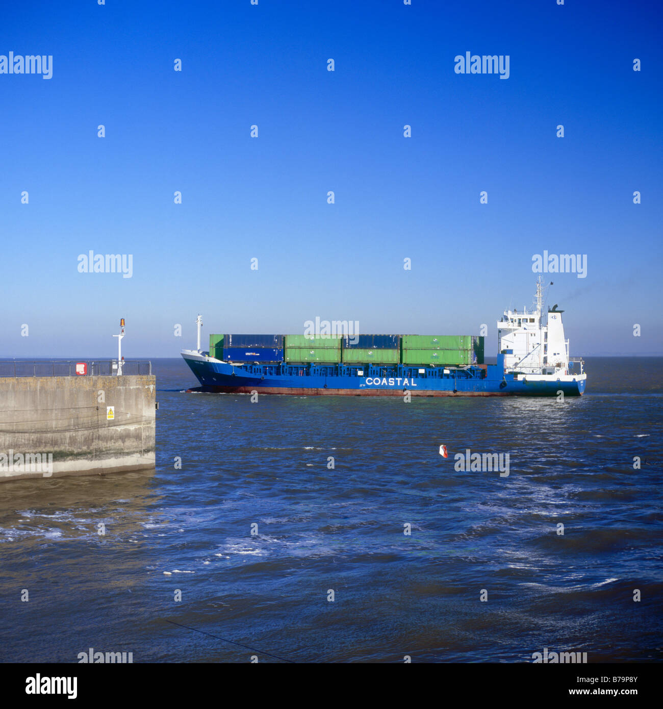 Ship entering docks hi-res stock photography and images - Alamy