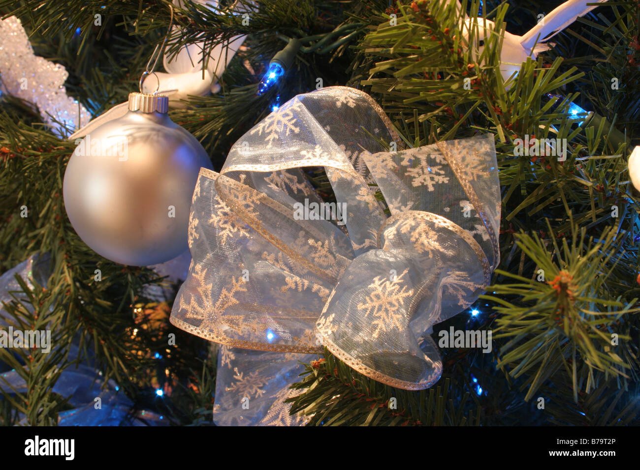 White christmas tree bow hi-res stock photography and images - Alamy