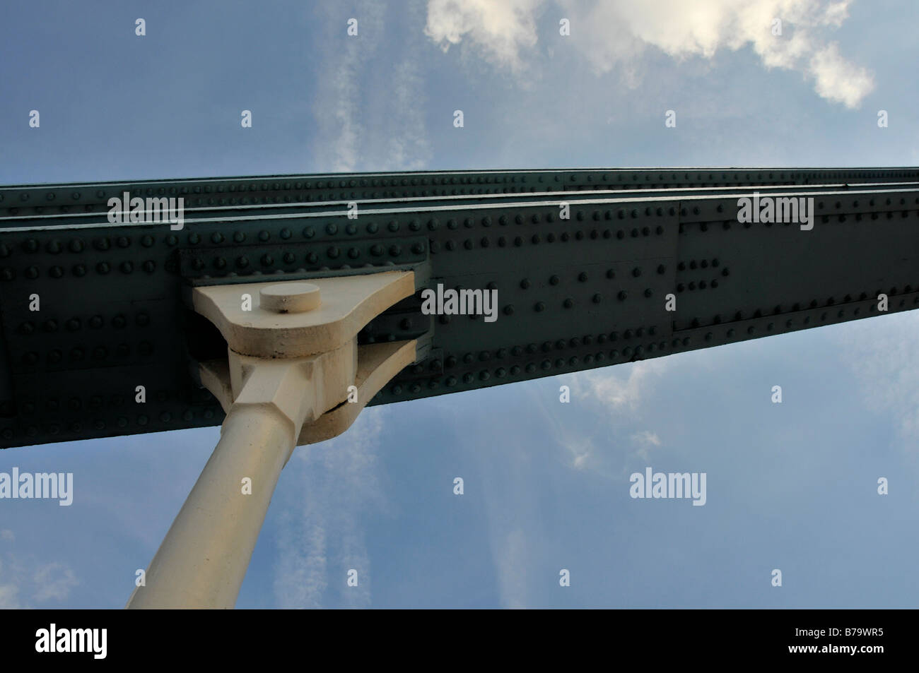 suspension rods of tower bridge Stock Photo - Alamy