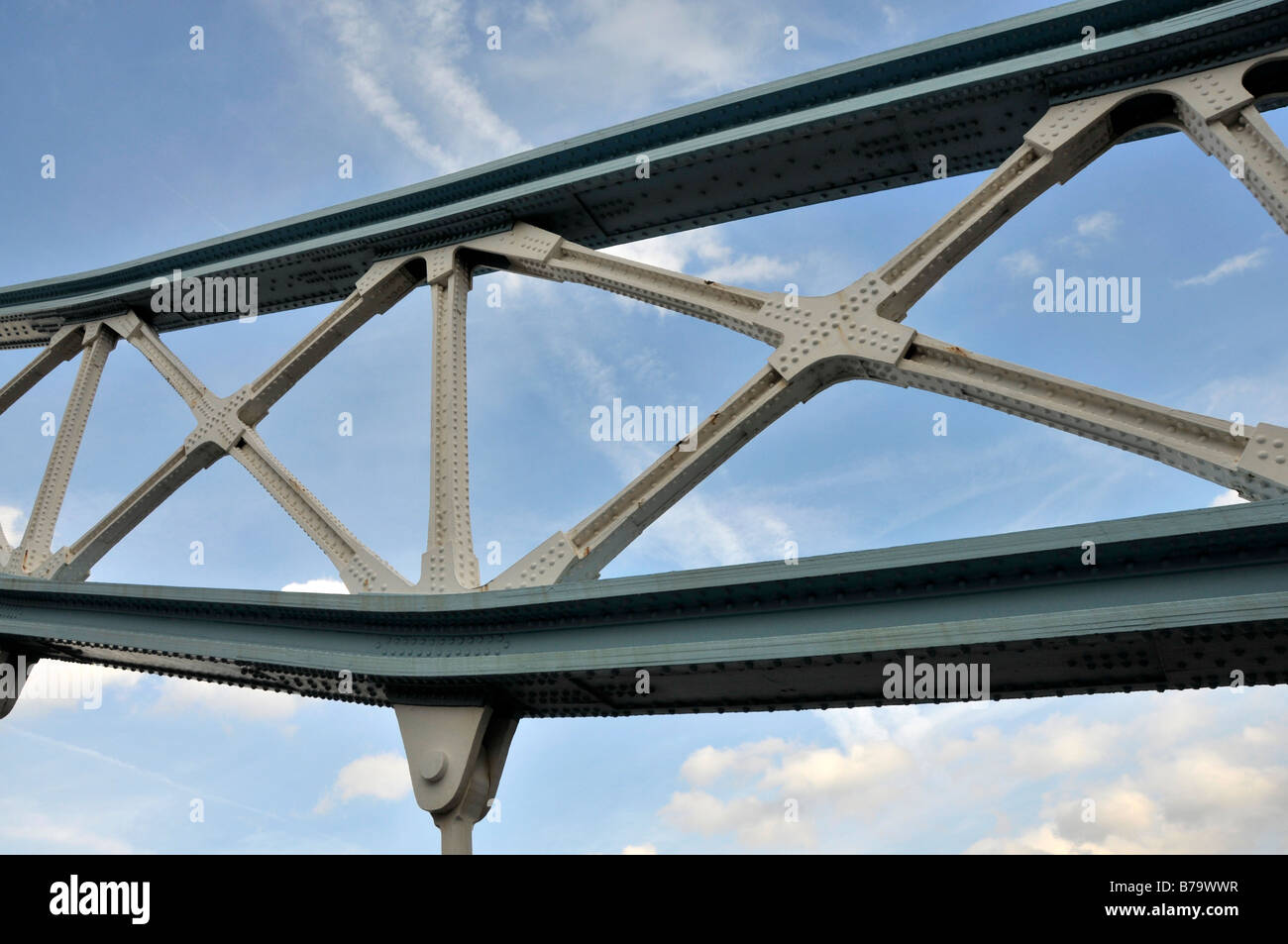 suspension rods of tower bridge Stock Photo - Alamy