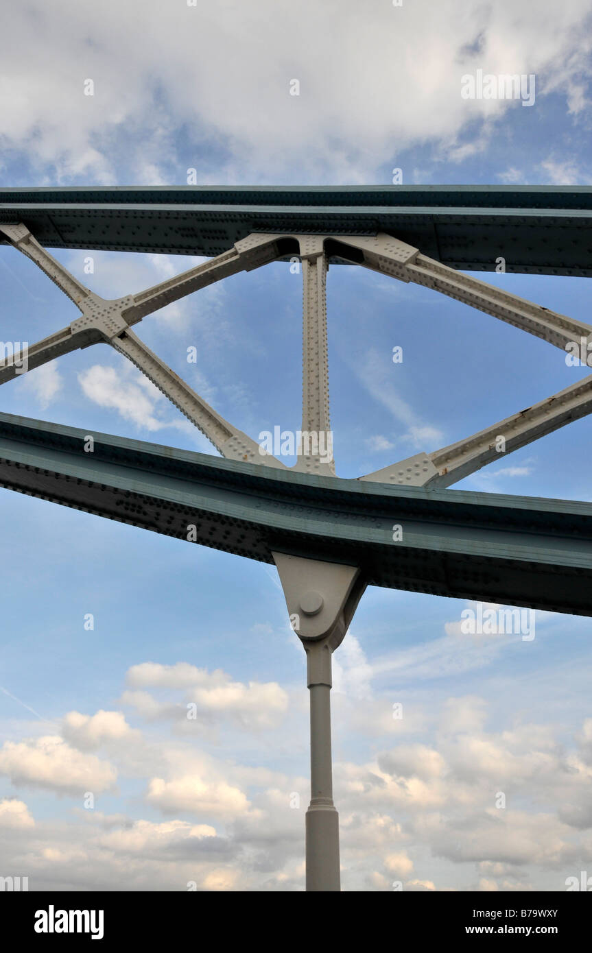 suspension rods of tower bridge Stock Photo - Alamy