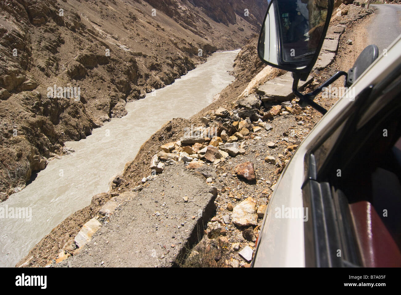 A car close to the edge of a cliff above the Indus River in the ...