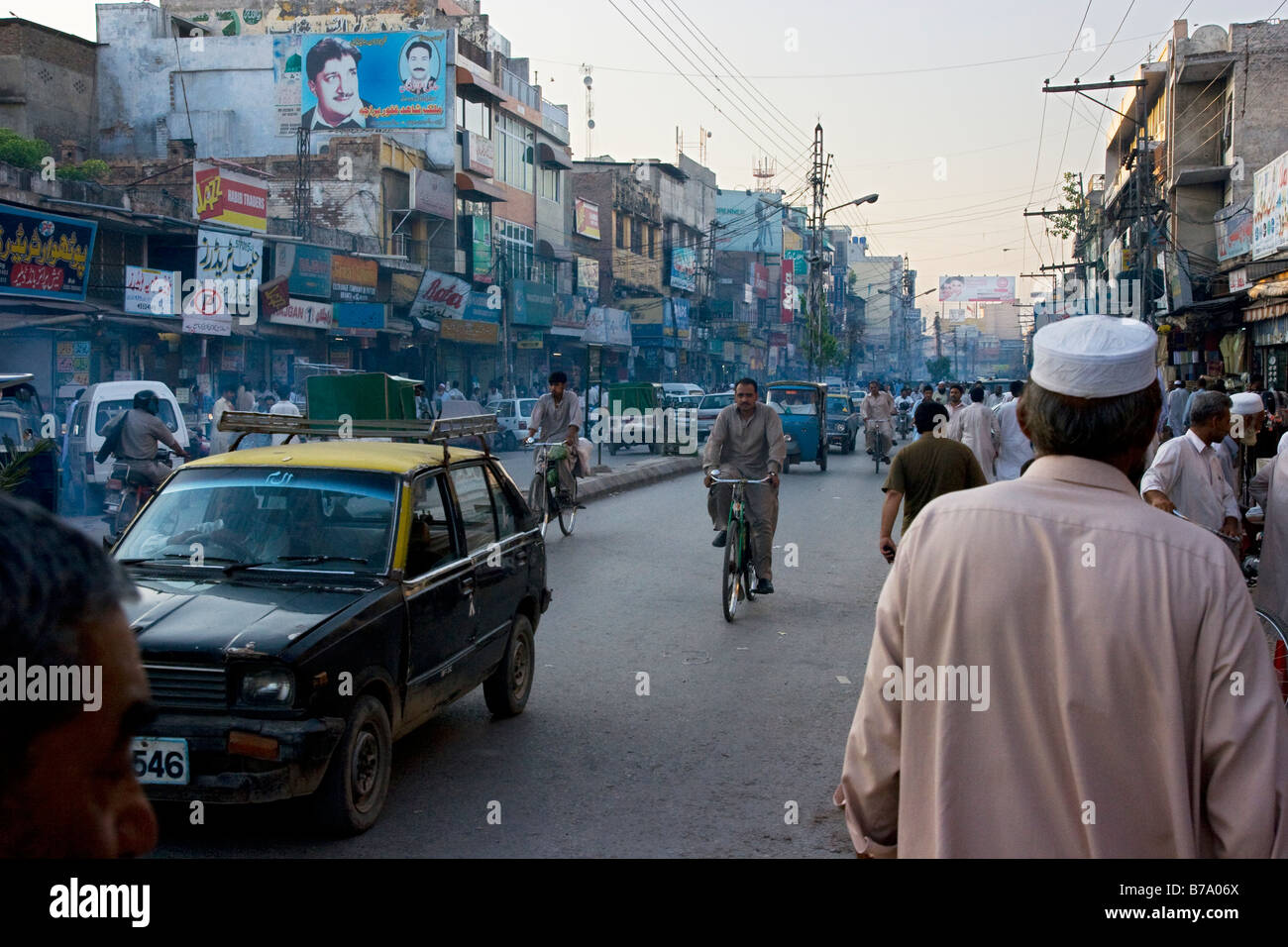 Pedestrians in pollution pollution hi-res stock photography and images ...