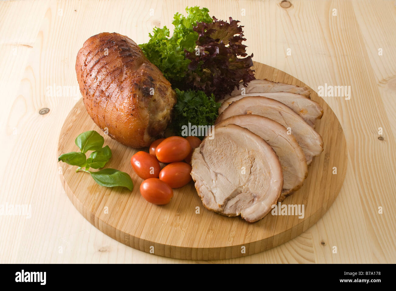 Whole roast pig hi-res stock photography and images - Alamy