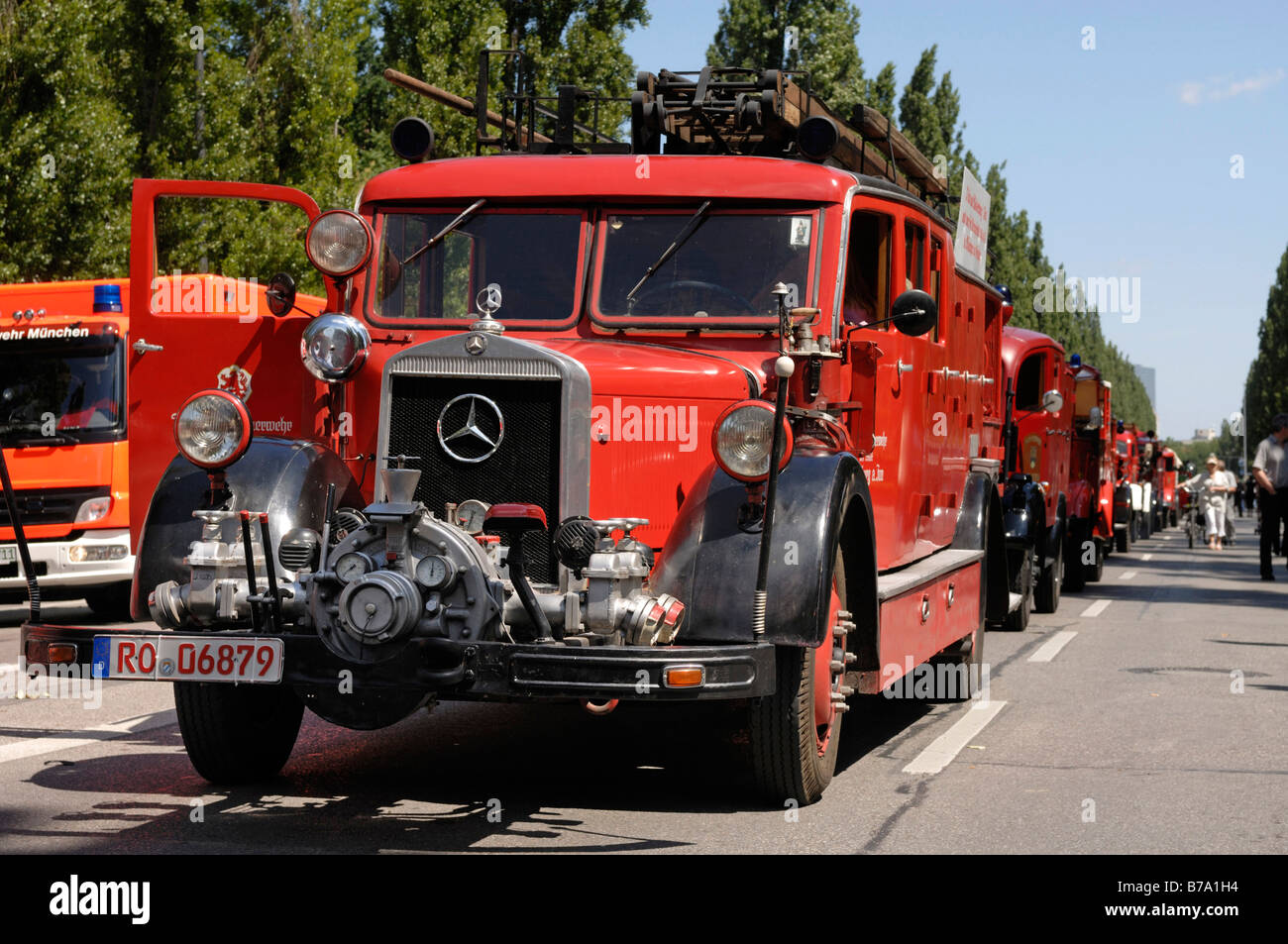 Old fashioned fire engines hi-res stock photography and images - Alamy