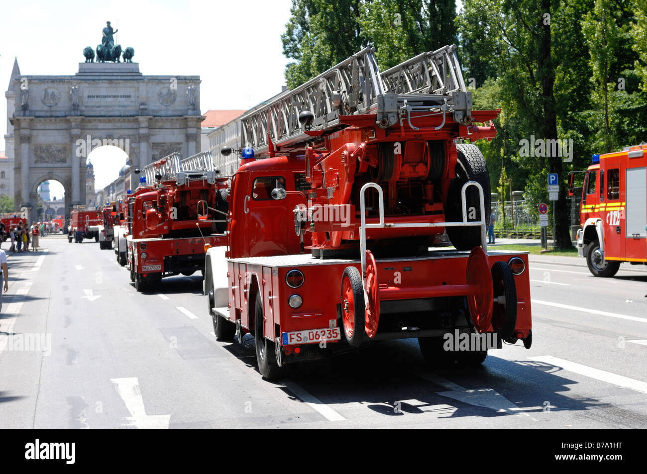 Fire brigade nostalgia, old fire engine, Siegestor Gate, Munich ...