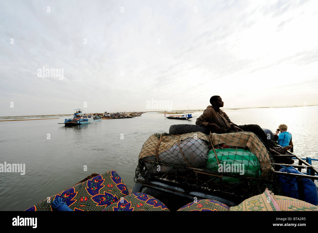 Ferry across the River Niger to Timbuktu, Mali, West Africa Stock Photo ...