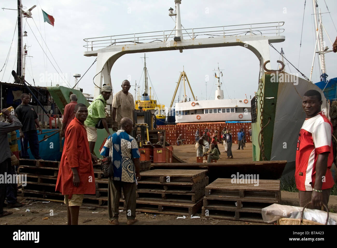 Dock workers africa hi-res stock photography and images - Alamy
