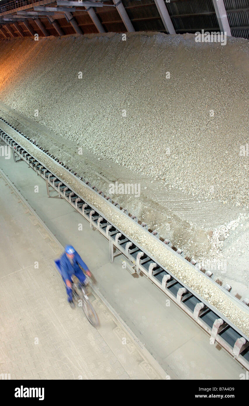 Storage of gravel in the gravel hall for the production of cement in ...